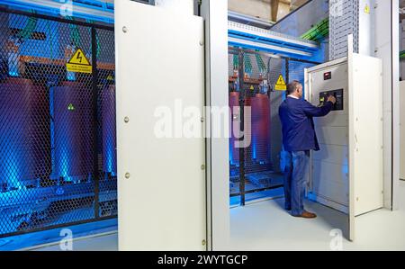 Maintenance worker, Trafo, Electrical transformers, Wiring, Hospital ...