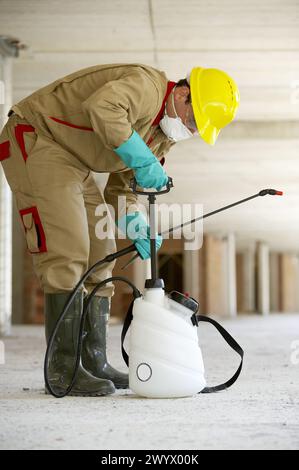 Aplying releasing agent with spray, concrete mould, housing ...