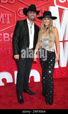 (L-R) Lainey Wilson and Devlin "Duck" Hodges arrive on the red carpet ...