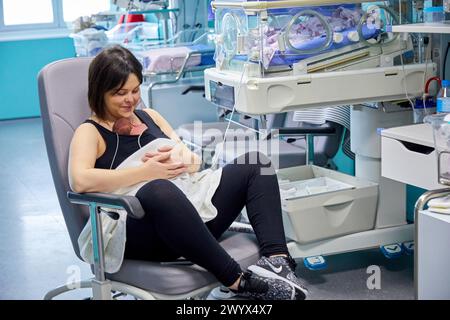 Mother with baby, mother-kangaroo method, Skin-to-skin contact ...