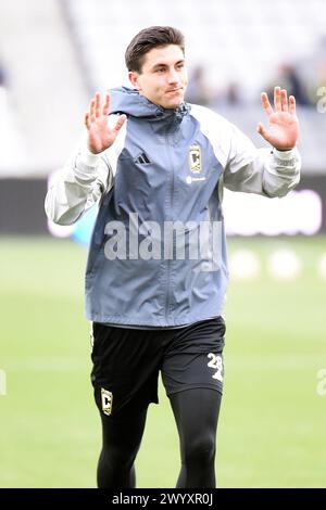 Columbus Crew goalkeeper Patrick Schulte (28) misses the ball as ...