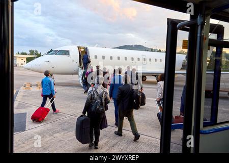 Passengers leaving the bus on the way to the plane, Bilbao Airport ...