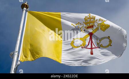 Fahnen, die Nationalfahne von Vatikan, Vatikanstaat flattert im Wind ...