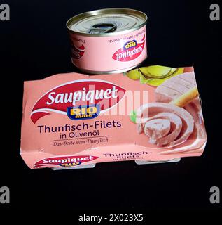tuna salad with fresh tuna fillets Stock Photo - Alamy