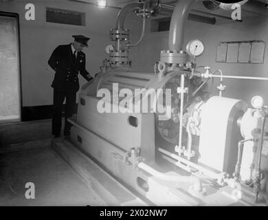 LAYING THE 17TH "PLUTO". 24 MAY 1945, ON BOARD THE CABLE LAYING SHIP ...