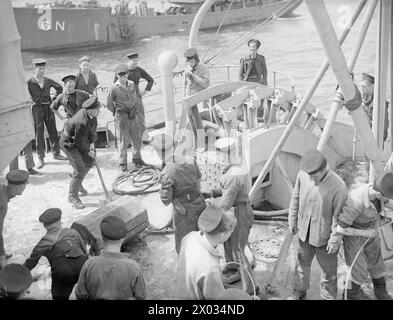 LAYING THE 17TH "PLUTO". 24 MAY 1945, ON BOARD THE CABLE LAYING SHIP ...