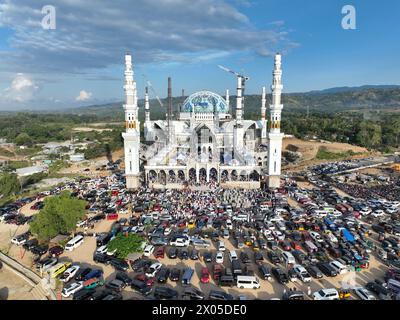 Zamboanga City, Philippines. 10th April 2024. Muslim worshippers ...