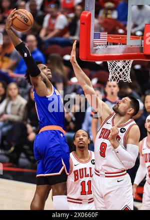 New York Knicks' OG Anunoby (8) shoots over Minnesota Timberwolves' Rudy Gobert (27) and Naz ...