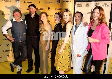Sophie Röhrmoser und Eva Mähl bei der Premiere des Kinofilms Hundswut ...