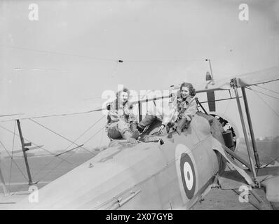 Wren radio mechanics and operators at a Royal Naval Air Station in ...