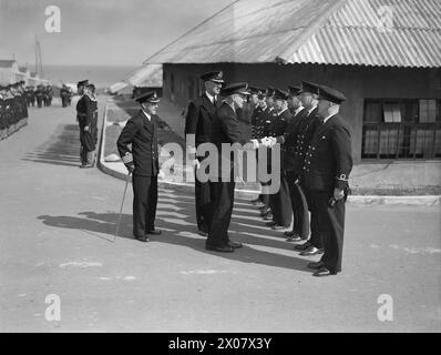 DIRECTOR OF SIGNALS VISITS SIGNAL SCHOOL. 28 MAY 1943, REAR ADMIRAL C S ...