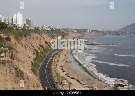 The Larcomar shopping district and ocean view of Miraflores district in ...