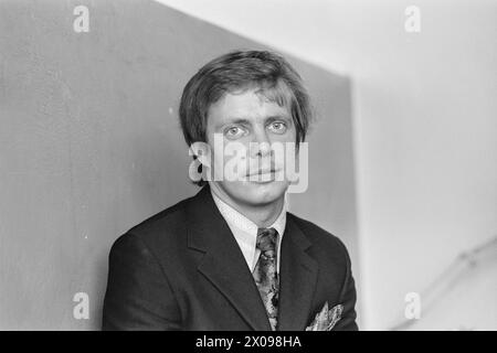 Aktuell 19 - 3 - 1973: Kneblet bak mureneVerden bak murene er hard og ...