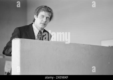 Aktuell 19 - 3 - 1973: Kneblet bak mureneVerden bak murene er hard og ...