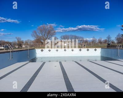 inside an empty and drained winterized swimming pool Stock Photo - Alamy
