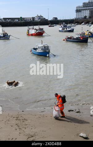 Clearing litter on our beaches Stock Photo - Alamy