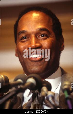 Former football and movie star OJ Simpson visits Howard University and ...