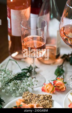 Bottle of wine, glass and roses on grunge background. Valentine's Day ...