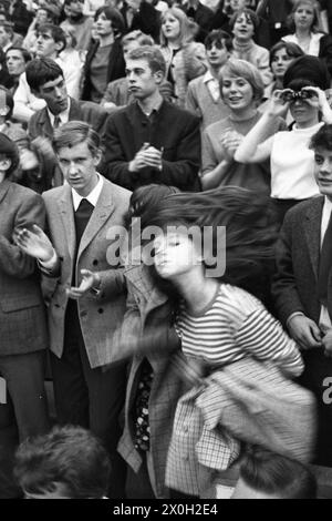 Visitors during the Beatles concert in Essen. [automated translation ...