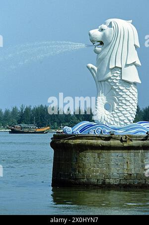 The Merlion at the mouth of the Singapore River Stock Photo - Alamy