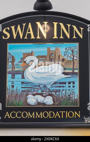 England, West Sussex, Midhurst, The Swan Inn Pub and Hotel Stock Photo ...