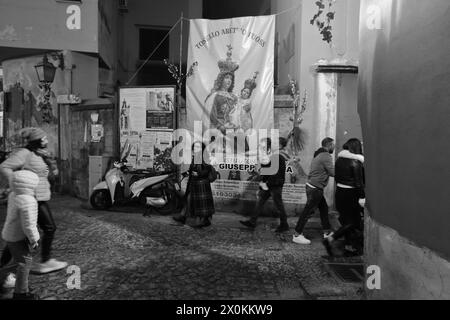 Sellers of tammorre , people around the toselli and the entrance of the ...