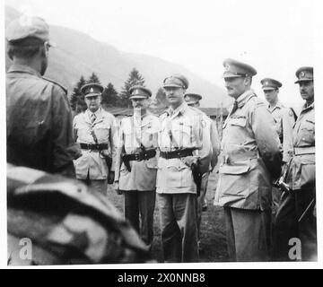 Field Marshal Alexander and his party visit airborne troops ...
