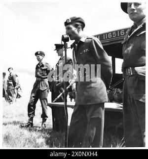 ALLIED SERVICE CHIEFS SEE AIRBORNE DEMONSTRATION - American paratroops ...