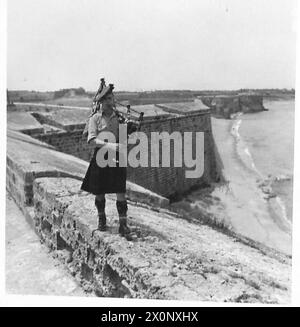 Highland piper in Cyprus on one of the Crusader‥99s ancient battlements ...
