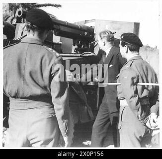 GREECE : MR. EDEN VISITS BRITISH DIVISION - Mr. Eden chats with Lieut ...