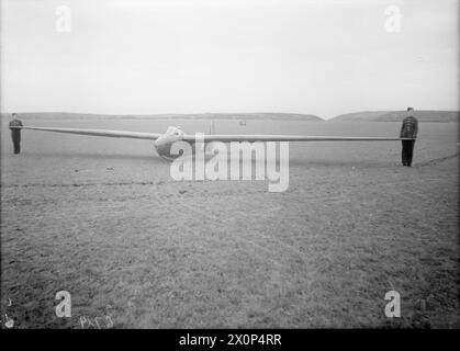 AIR CADETS LEARN ENGINELESS FLIGHT. FEBRUARY 1944, ST MERRYN ROYAL ...