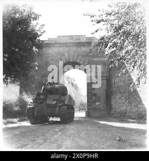 The 16/15 Lancers' tanks enter Arezzo, with remaining civilians ...