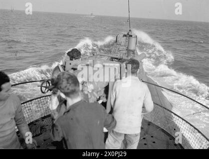 THE SUBMARINE HMS SUNFISH TRIES OUT HER GUNS. 4 NOVEMBER 1943 ...