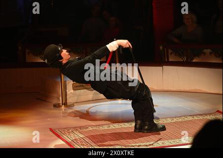 Tänzer der Adem Crew bei dem Auftritt bei der Premiere des Circus ...