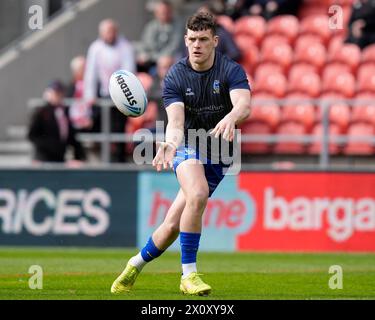 Josh Thewlis of Warrington Wolves warms up before before the Betfred ...