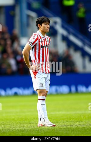 Bae Jun-Ho of Stoke City and Junior Tchamadeu of Stoke City celebrate ...