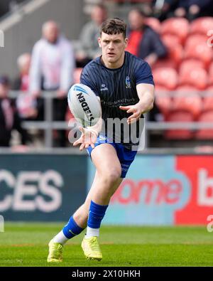Josh Thewlis of Warrington Wolves warms up before the Betfred Challenge ...