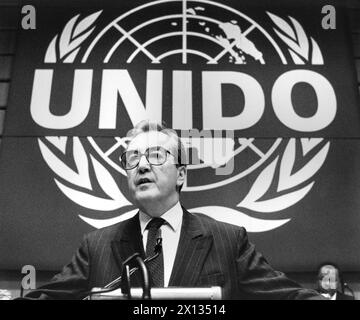 Austria: Foreign minister Alois Mock (l.) and PLO-foreign minister ...