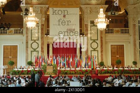 Vienna on July 5th 1994: Press conference with FBI head Louis Freeh (l ...