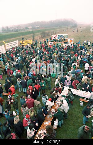 About 1000 people meet at the 'Stopfenreuther Au' near Hainburg on 8th ...