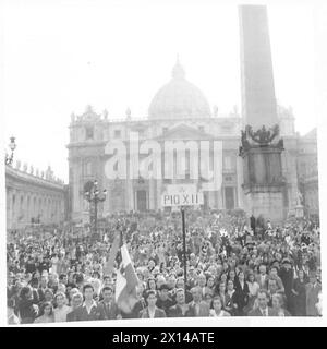 ROME : LIBERATION SCENES POPE BLESSES THE CROWD - Crowds arriving with ...