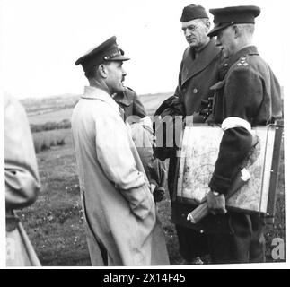 COMBINED BRITISH AND AMERICAN EXERCISE - Left to right:- Lt.Col. P ...