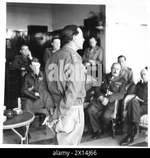 General Alexander meets Allied war correspondents while they listen to ...