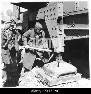 ITALY : FIFTH ARMYRAILWAY GUNS IN ACTION - The shell is rammed home ...