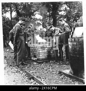 ARMY HYGIENE TRAINING IN EASTERN COMMAND - An instructor explains a new ...