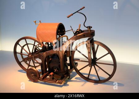 Replica Daimler riding carriage from 1885, the world's first motorbike ...