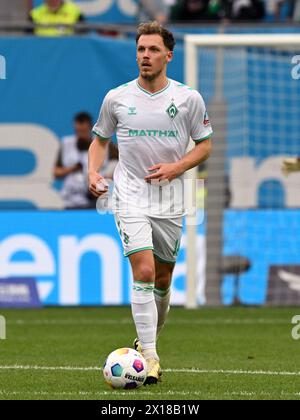 Senne Lynen (Werder Bremen, #14) am Ball, davor Michael Zetterer ...
