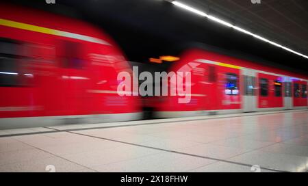 Underground arriving S-Bahn, train, class 420 in traffic red, platform ...