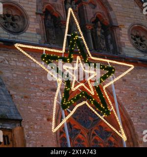 Illuminated christmas star at a christmas market Stock Photo - Alamy