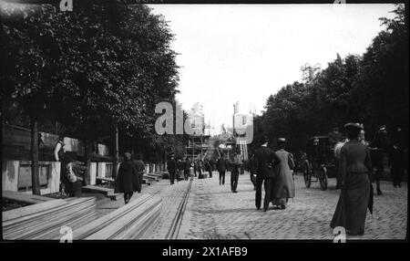 Emperor's anniversary parade Vienna 1908, pylons and crown imperial in ...